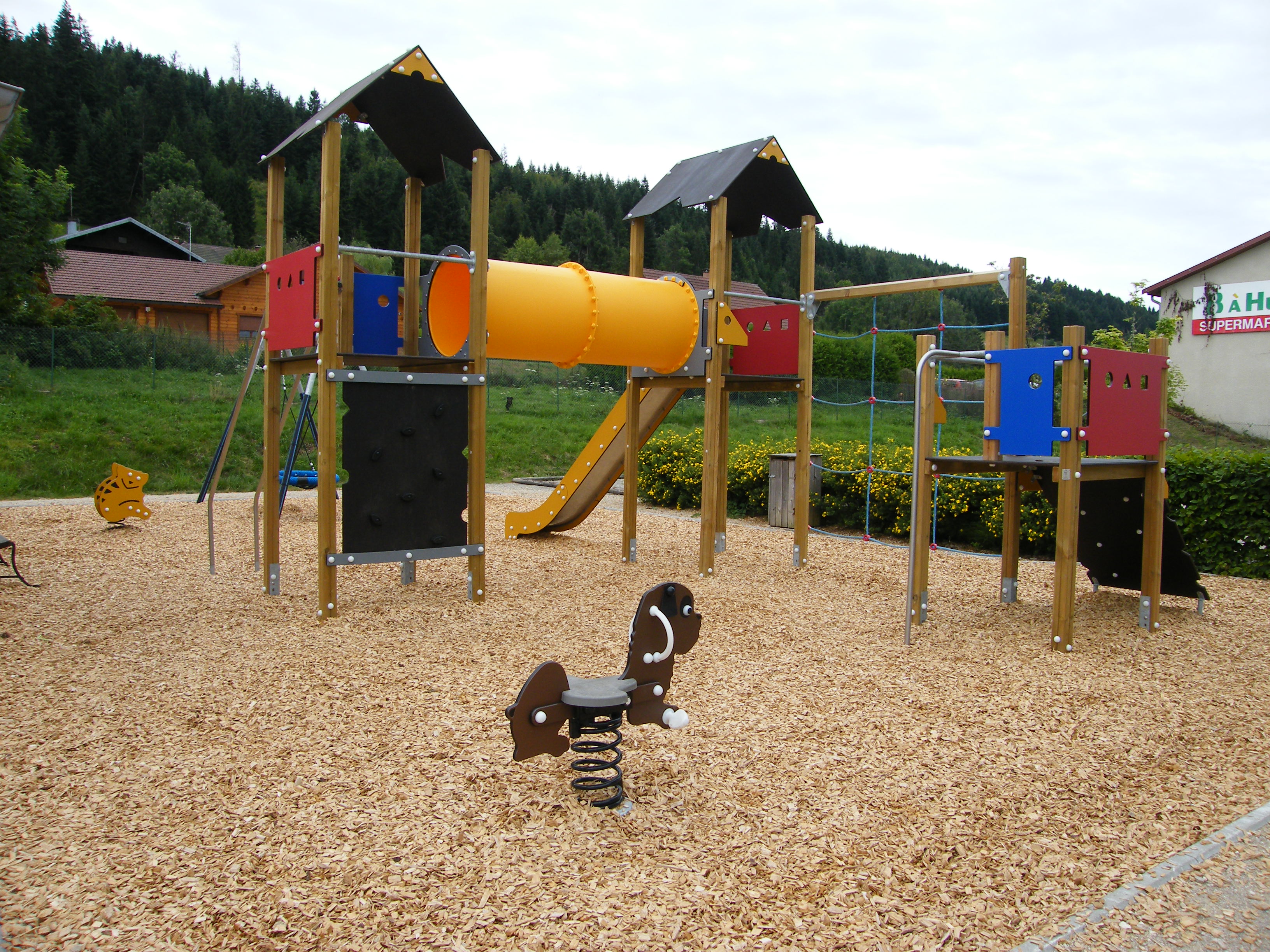 Aire de jeu et terrain multisports • Malbuisson.fr